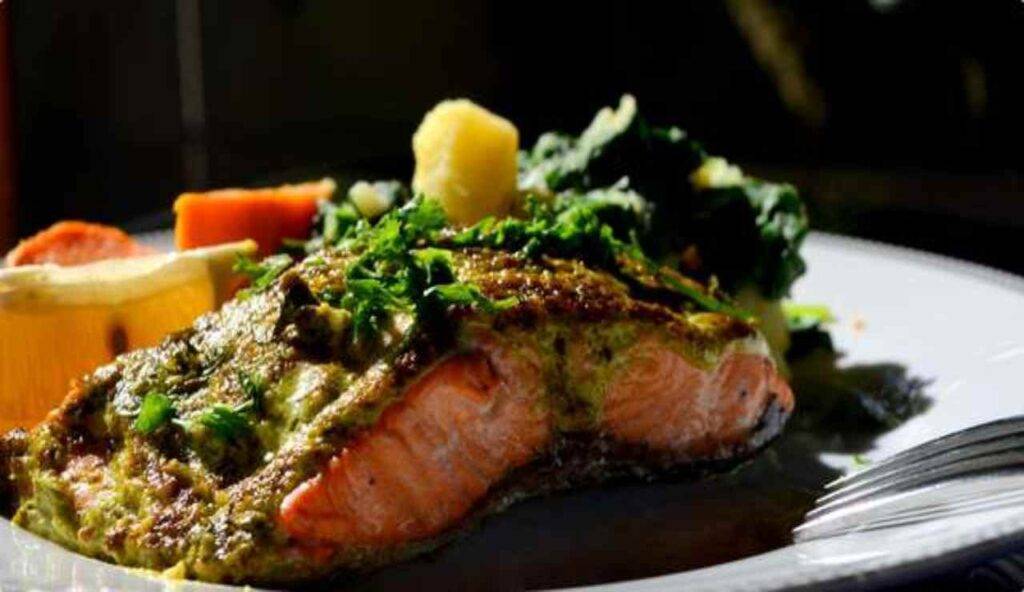 Filetti di salmone con pesto olive nere e capperi, una specialità da ...