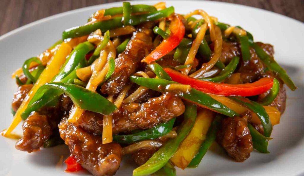 Straccetti di carne con cipolla caramellata e peperoni: succosi ed ...