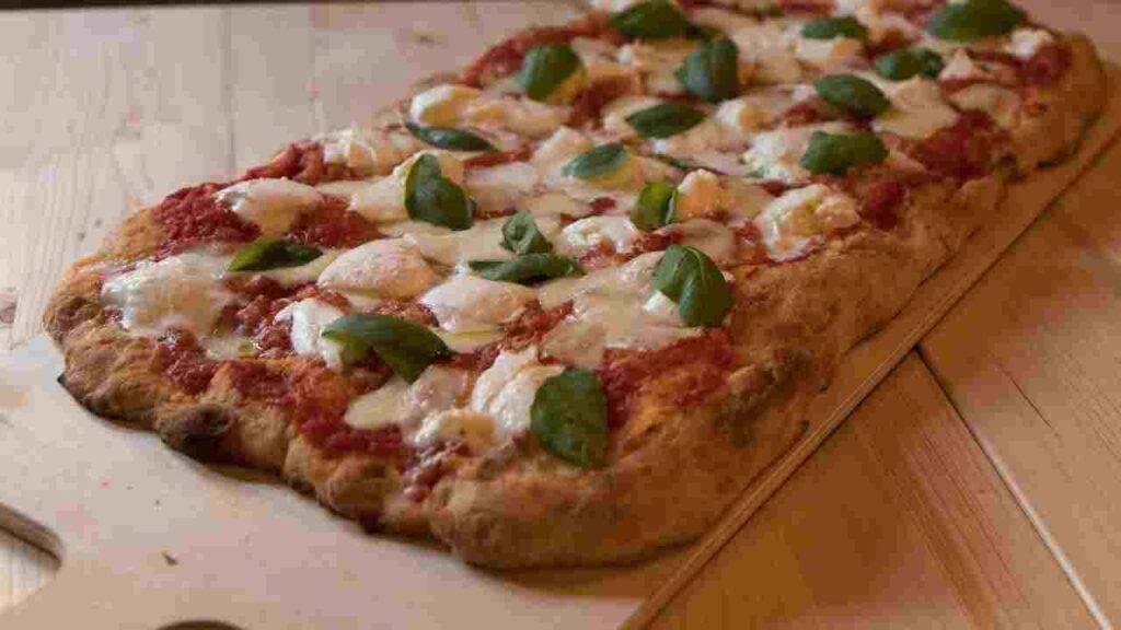 Pinsa fatta in casa: la ricetta inconfondibile tipica romana ...