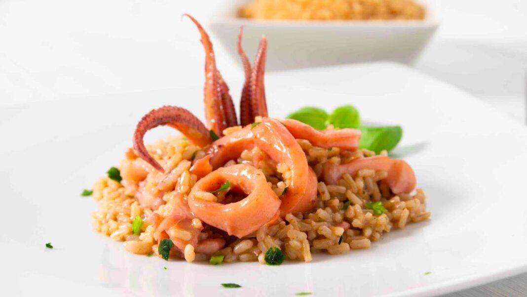 Risotto ai calamari, l'estate in tavola sta tutta qui: buono e leggero ...
