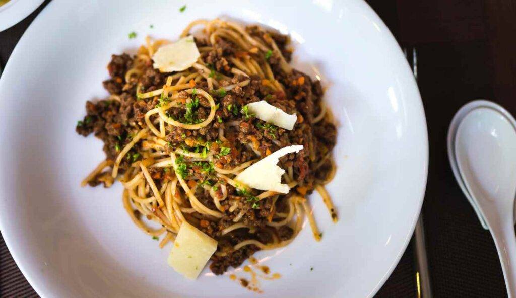 Spaghetti ragù veloce e scaglie di parmigiano, delizioso e praticissimo ...