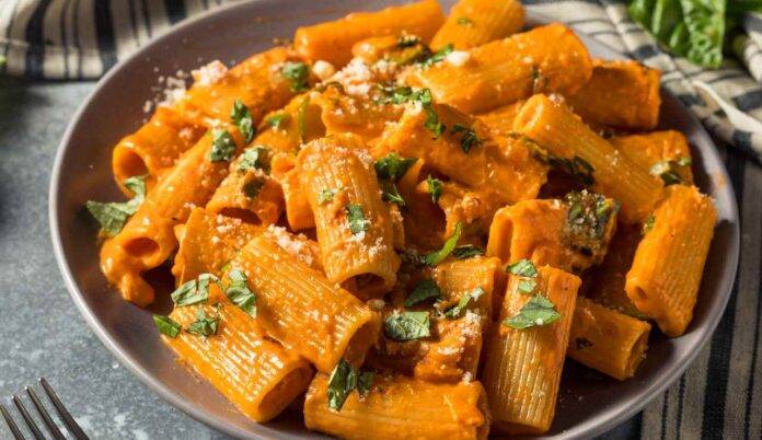 Maccheroni cremosi al sugo di pomodoro peperoni e tonno, una bontà che si prepara in un attimo ...