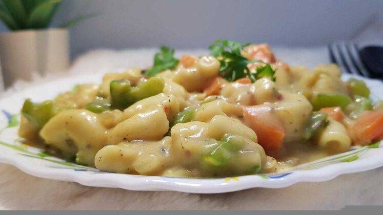 Maccheroni salsa bianca e verdure, pochi ingredienti per un piatto ...