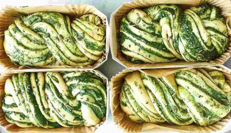 Pagnotte intrecciate al pesto di basilico e pistacchio, morbide e ...