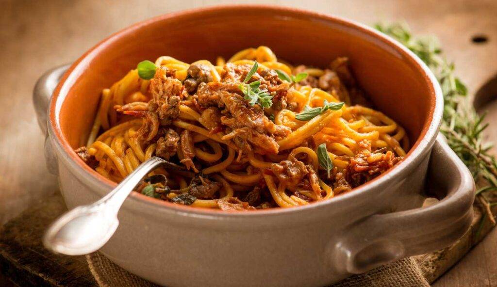 Pasta al ragù di coniglio, il condimento abbondante ideale anche per il ...