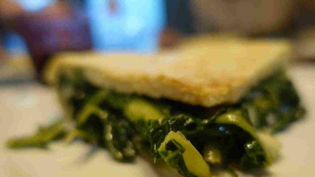 Focaccia ripiena con friarielli e salsiccia, pronta senza forno ...