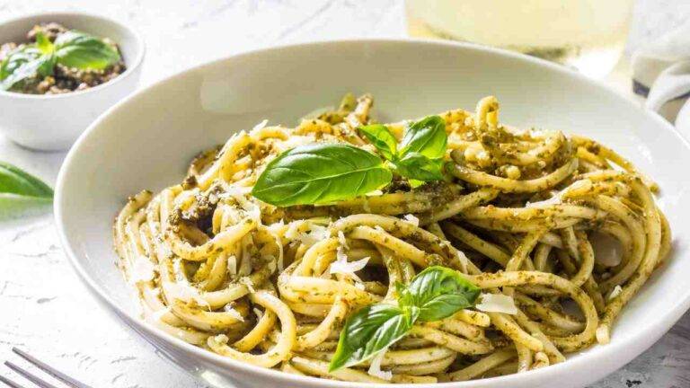 Prenditi la scarole, l’aglio e due alicette, infine cala la pasta ...