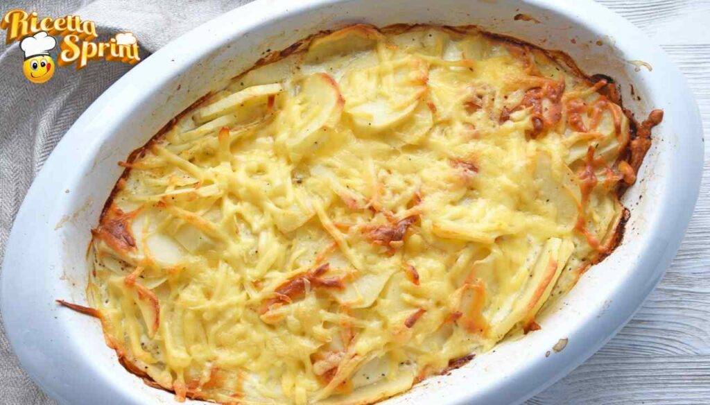 Prendi la verza e le patate e mettile in padella, aggiungi la scamorza ...