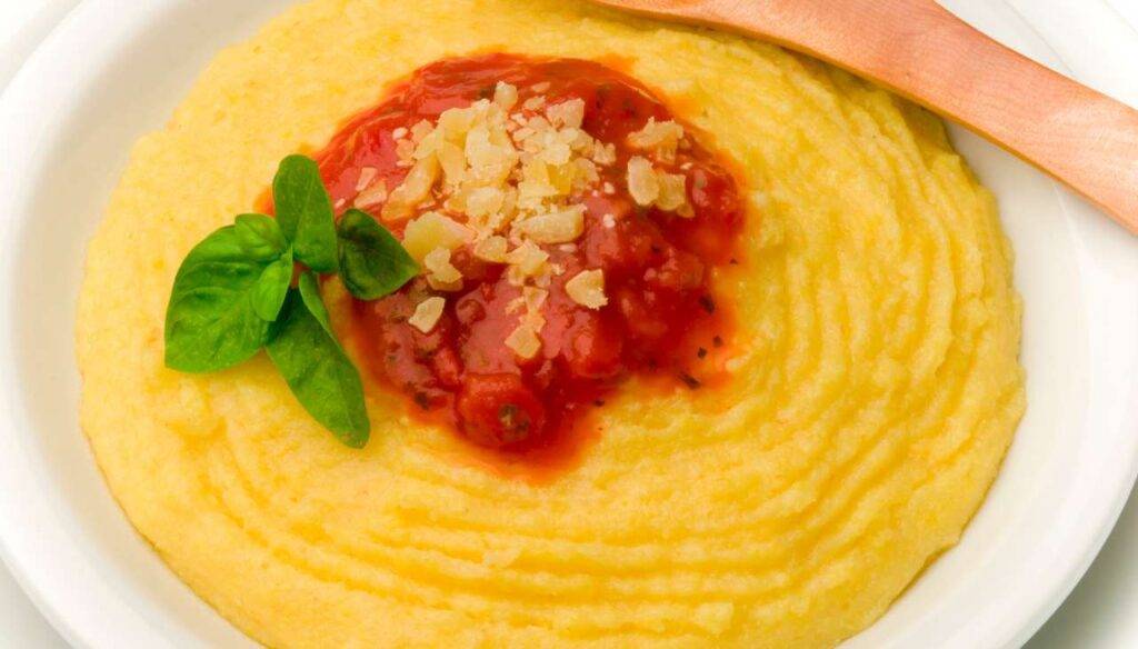 Mai stato piu facile preparare la polenta al sugo - RicettaSprint.it
