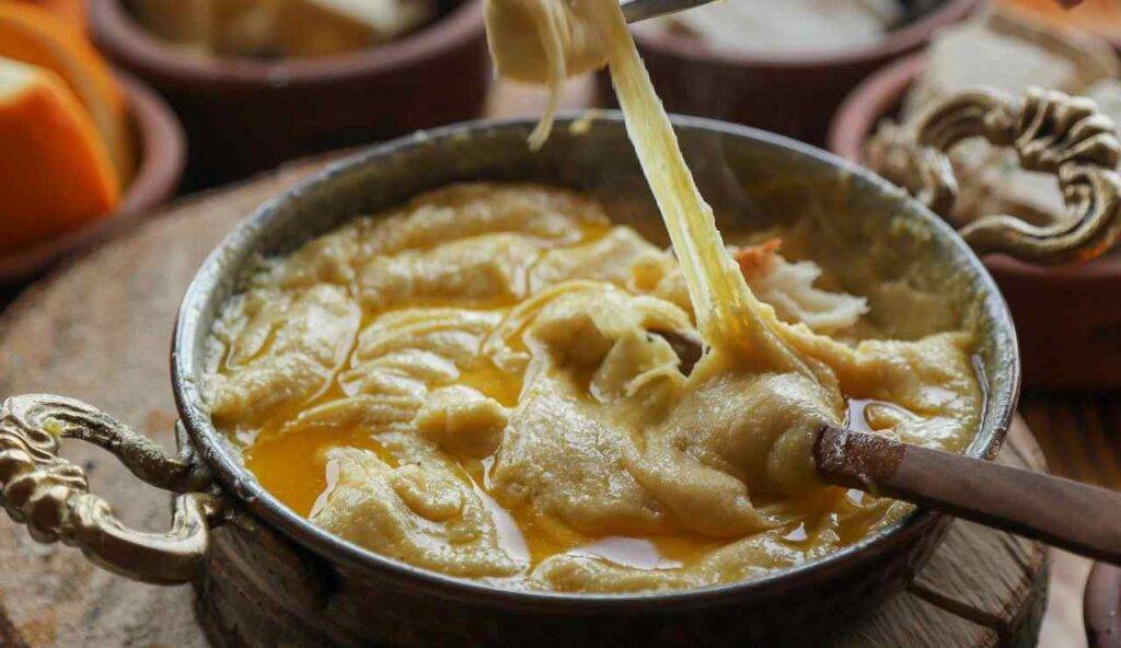 Polenta concia, deliziosa come poche sarà la cena perfetta da gustare ... Polenta concia, deliziosa come poche sarà la cena perfetta da gustare ...