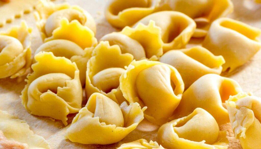 Tortellini di carne fatti in casa: ricetta tipica bolognese ...