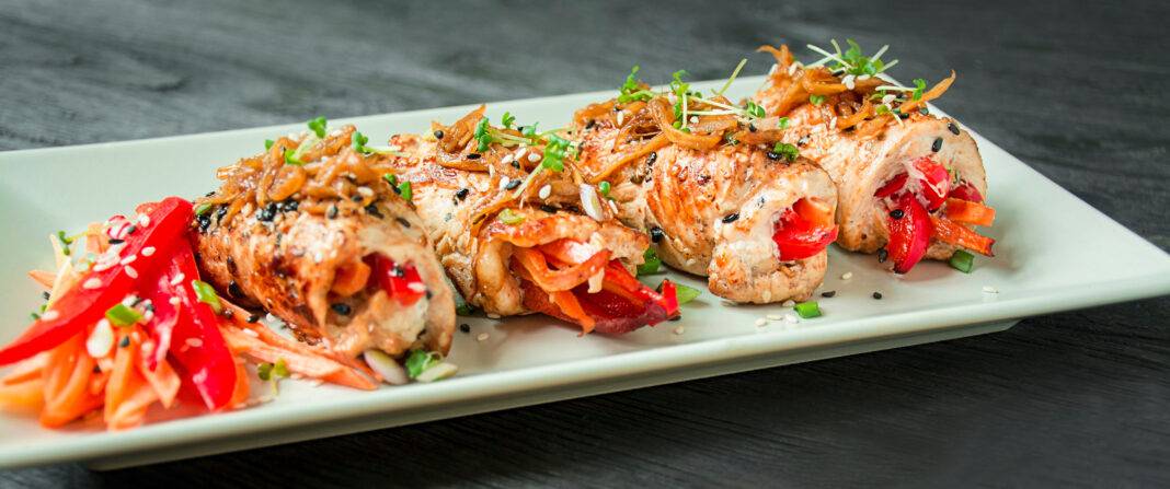 Involtini di pollo ai peperoni, gli involtini con la farcitura che ...