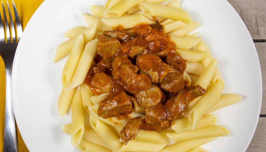 Pasta alla mugnaia: tutto il sapore della carne in sugo corposo ...