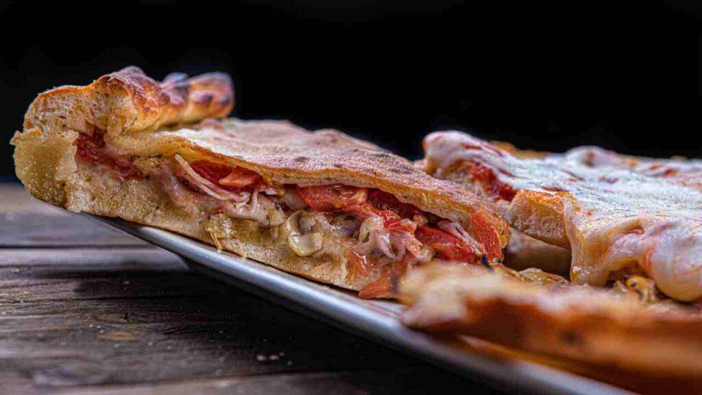 Pizza ripiena con funghi: mescoli, farcisci e inforni, la cena è ...