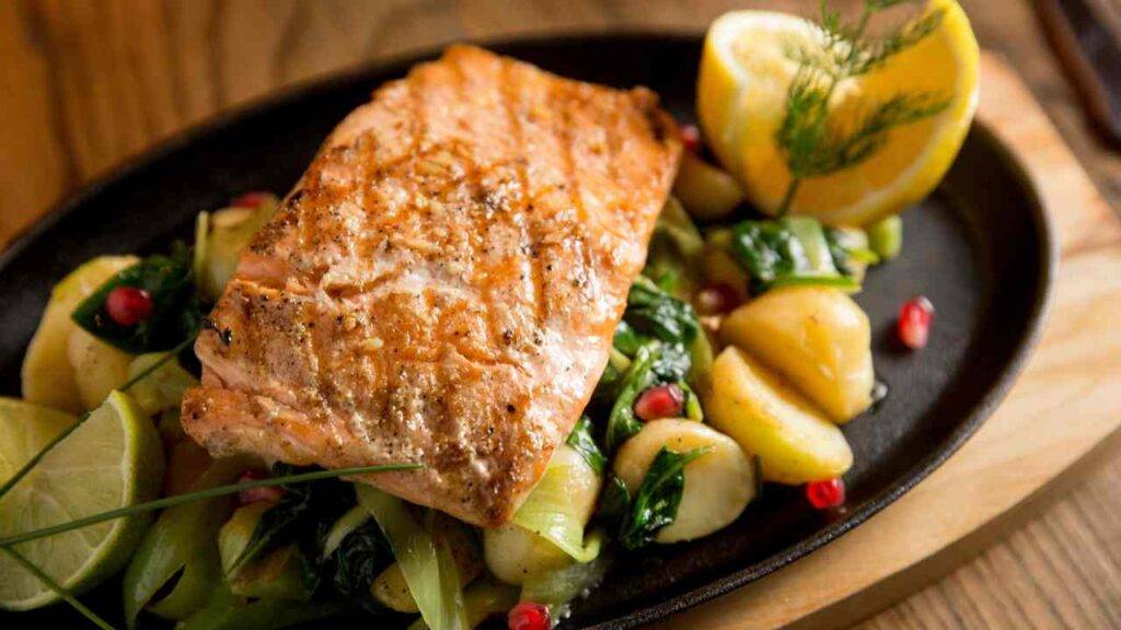 Salmone grigliato con spinaci e patate: la cena avrà tutt'altro sapore ...