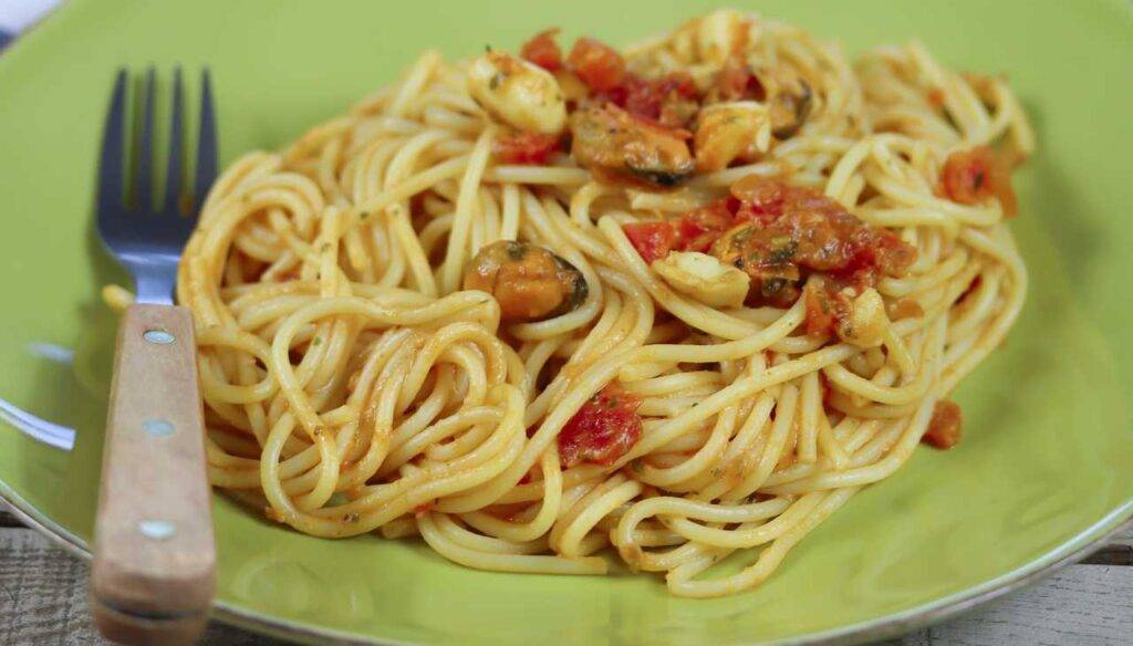 Pasta al sugo di pesce, e la vigilia prende forma finalmente ...