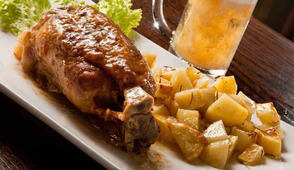 Stinco di maiale alla tedesca, la ricetta originale bavarese per ...