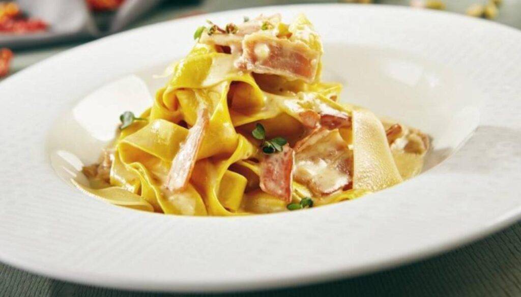 Fettuccine alla papalina: tipica ricetta romana, si prepara in soli 10 ...