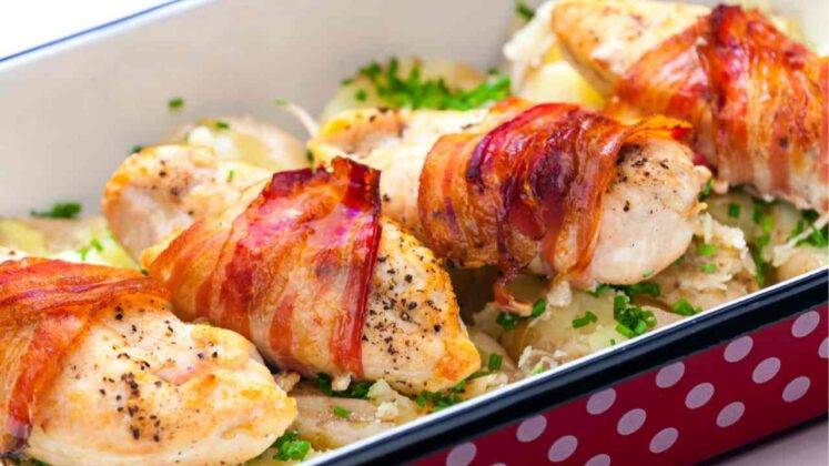 Involtini di pollo con bacon su un letto di patate: nulla di più ...