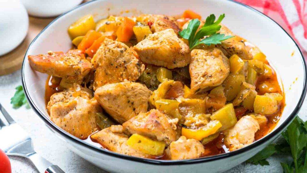 Pollo in umido con peperoni: la cena di questa sera sarà una vera ...