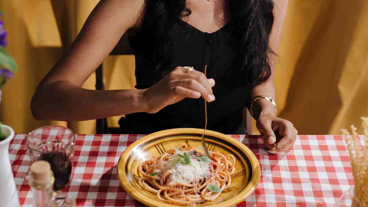 Mangiare la pasta fa bene anche alla mente: "Rende felici"