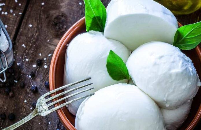 Come si riconosce una buona mozzarella, te ne accorgi solo così