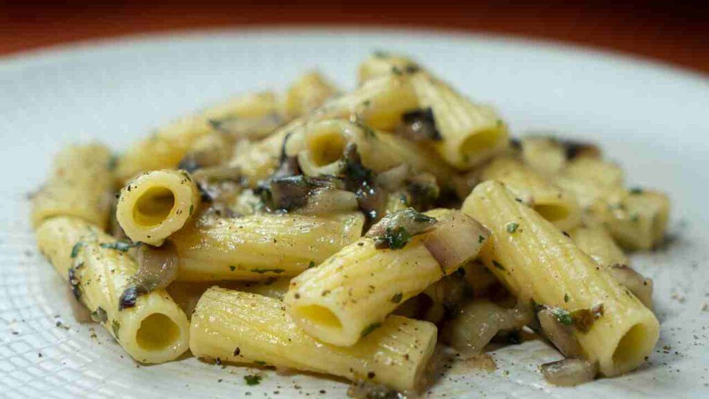Maccheroni al pepe e cipolla: ti bastano pochissimi euro e servirai un ...