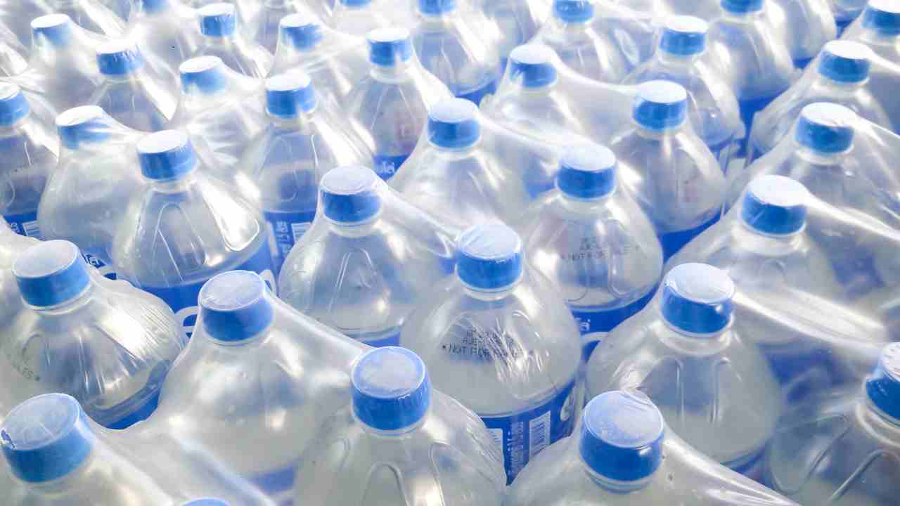 Sai cosa c'è scritto sull'etichetta dell'acqua minerale? Dovresti ...