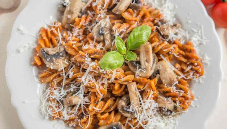 Pasta matta: un leggero sugo rosé arricchito con tantissimi funghi e ...