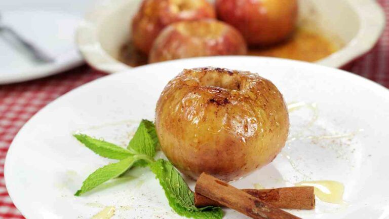 Riscaldiamoci con la frutta cotta, gustiamo le mele cotte al forno con ...