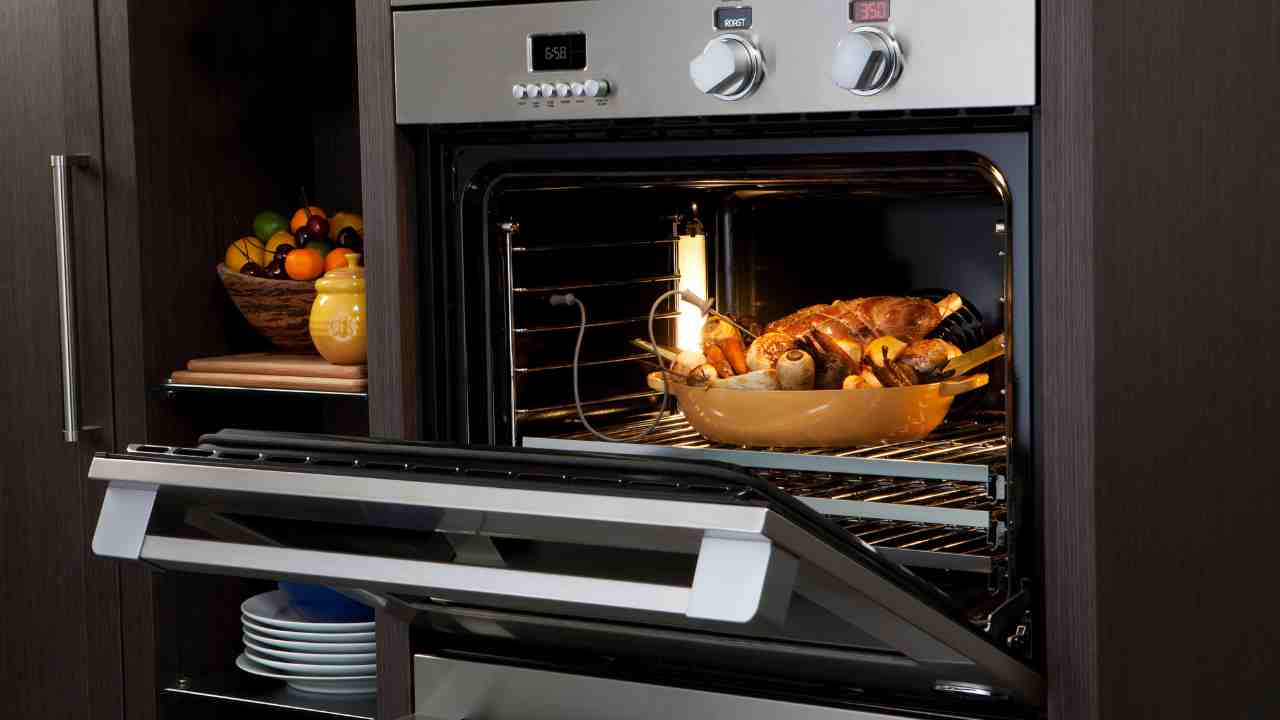 Forno o fornetto, quale consuma di più? Meglio accendere questo