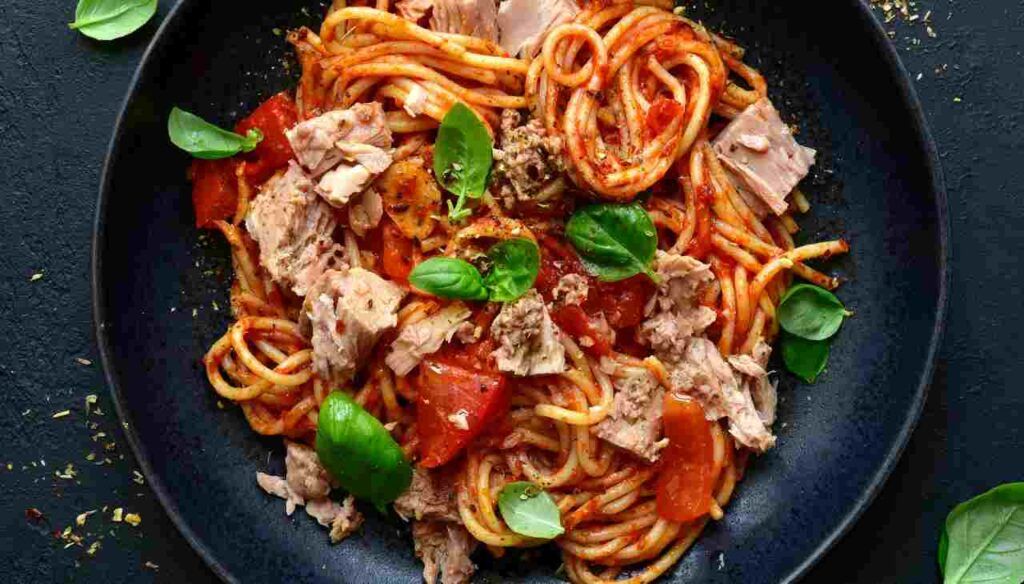 Pasta al sugo con tonno: la ricetta salvacena pronta in un lampo che ...