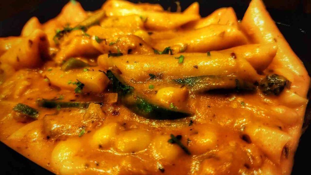 Pasta alla crema di fagioli con pancetta e zucchine, un piatto ricco ...