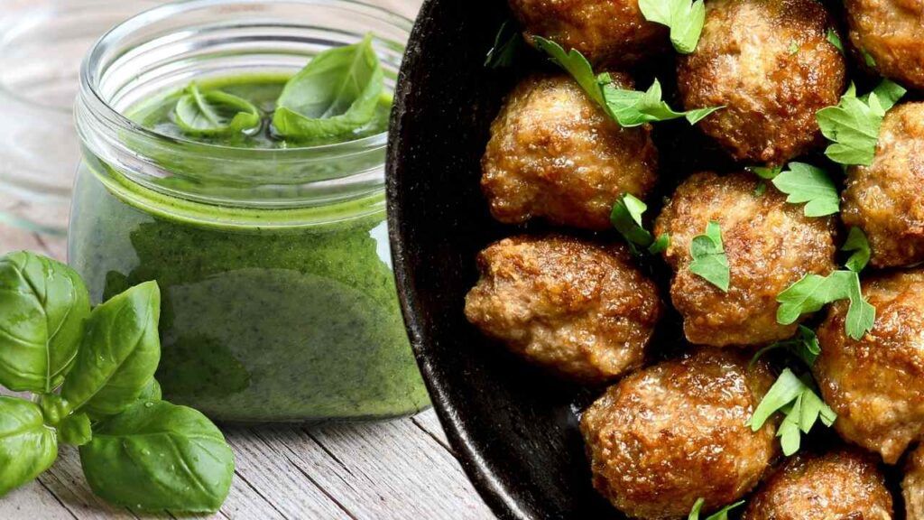 Polpettine di pollo con salsa al pesto, mai mangiate polpettine così ...