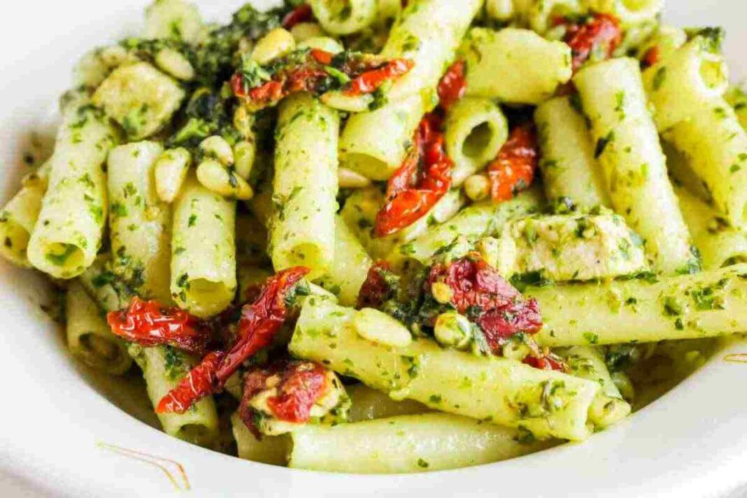 Pasta con pesto pinoli e pomodori secchi, tutto il sapore della ...