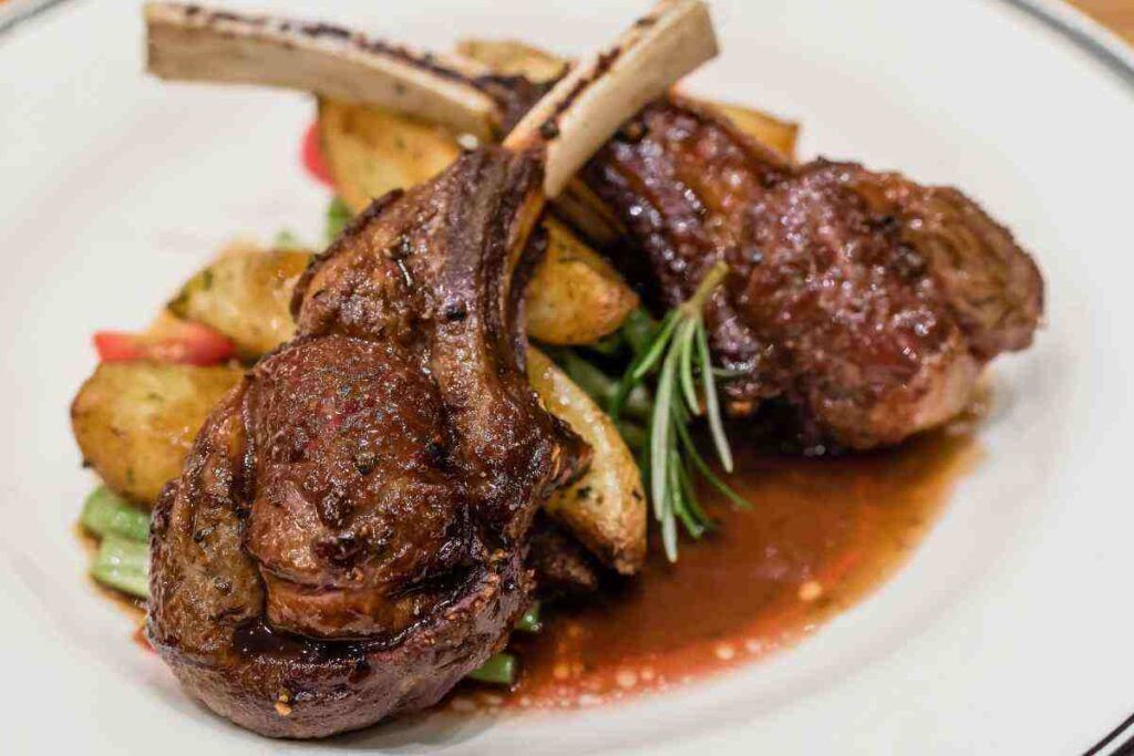 Costine di agnello al vino rosso, saporite ed invitanti: il piatto ...
