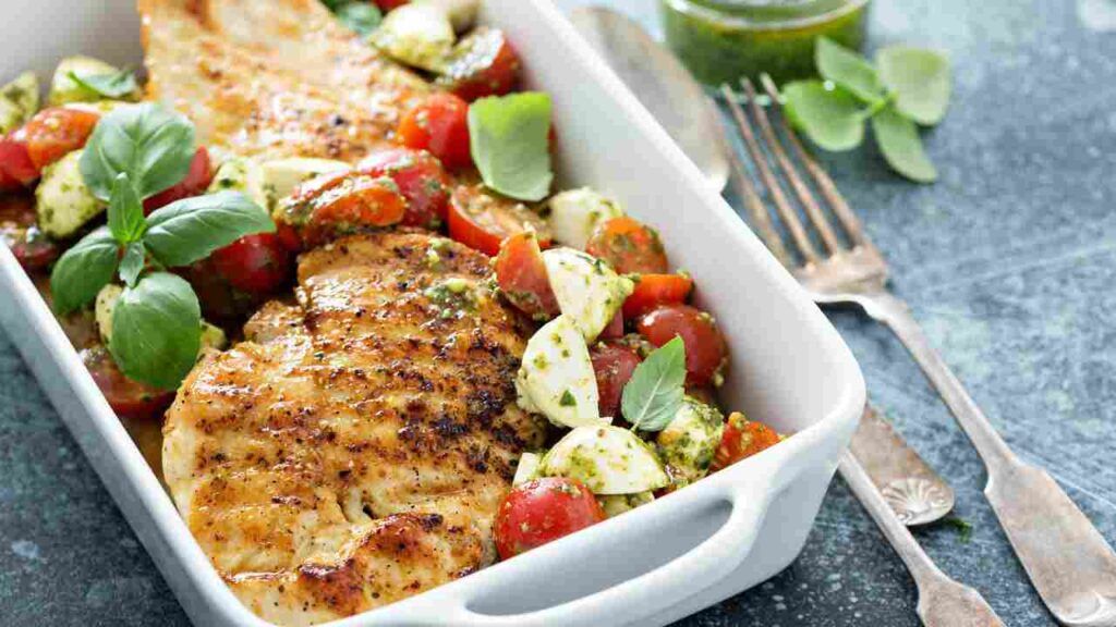 Pollo alla caprese: nulla di più buono a cena, questa ricetta supera ...