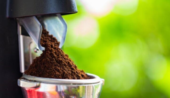 Come macinare i chicchi di caffè a casa: con e senza macchina ...