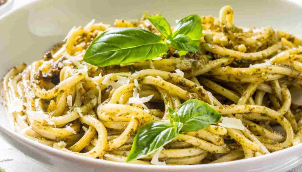 Spaghetti al pesto di basilico cremoso| light e senza aglio| sono in ...