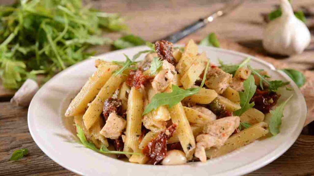 Penne al pollo e pomodori secchi: pochi minuti e sono subito in tavola ...