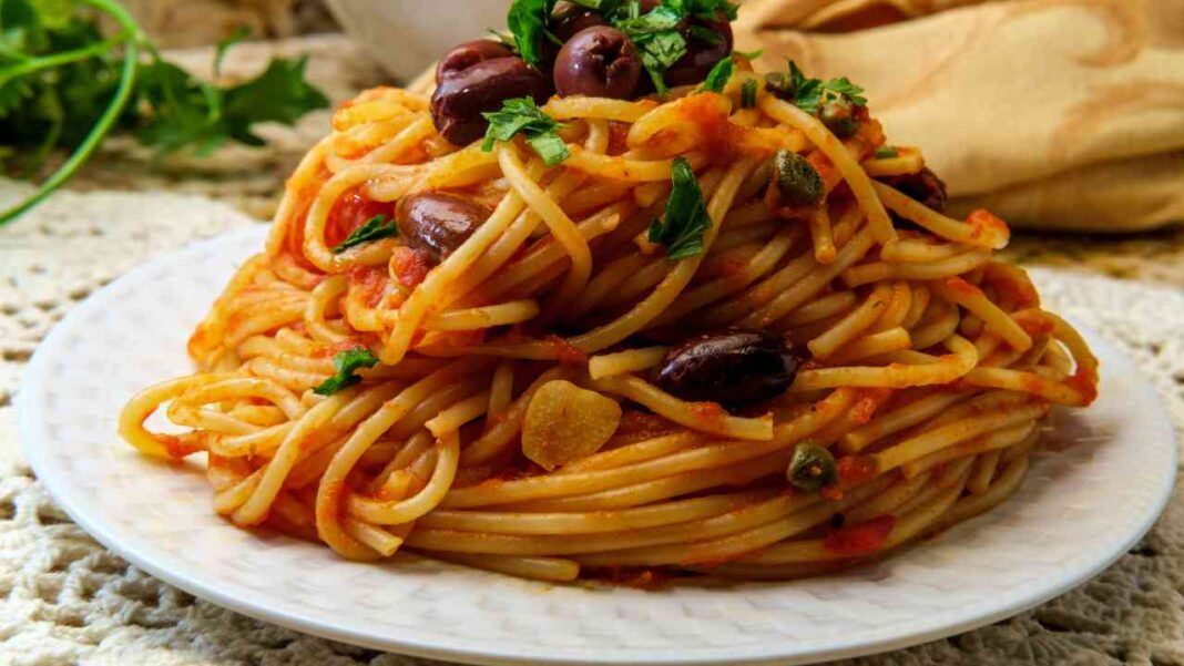 Spaghetti alla puttanesca velocissimi da fare, solo quattro ingredienti ...