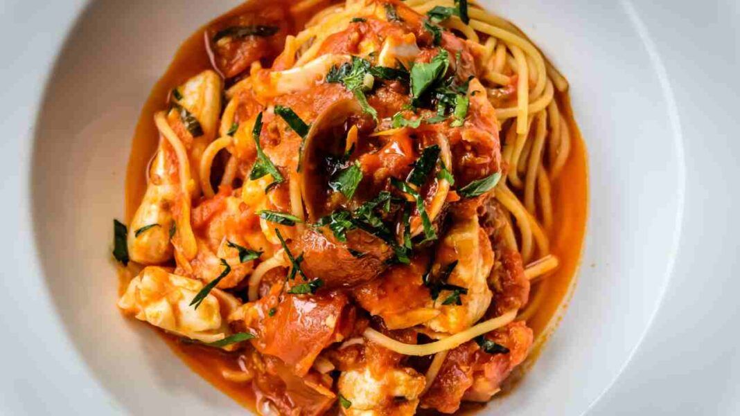 Spaghetti orata e vongole: in soli 10 minuti servirai un pranzo da vero ...