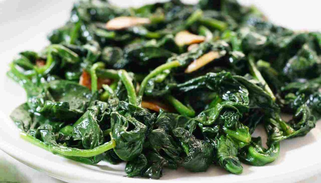 Spinaci aglio olio e peperoncino: saltati in padella sono irresistibili ...