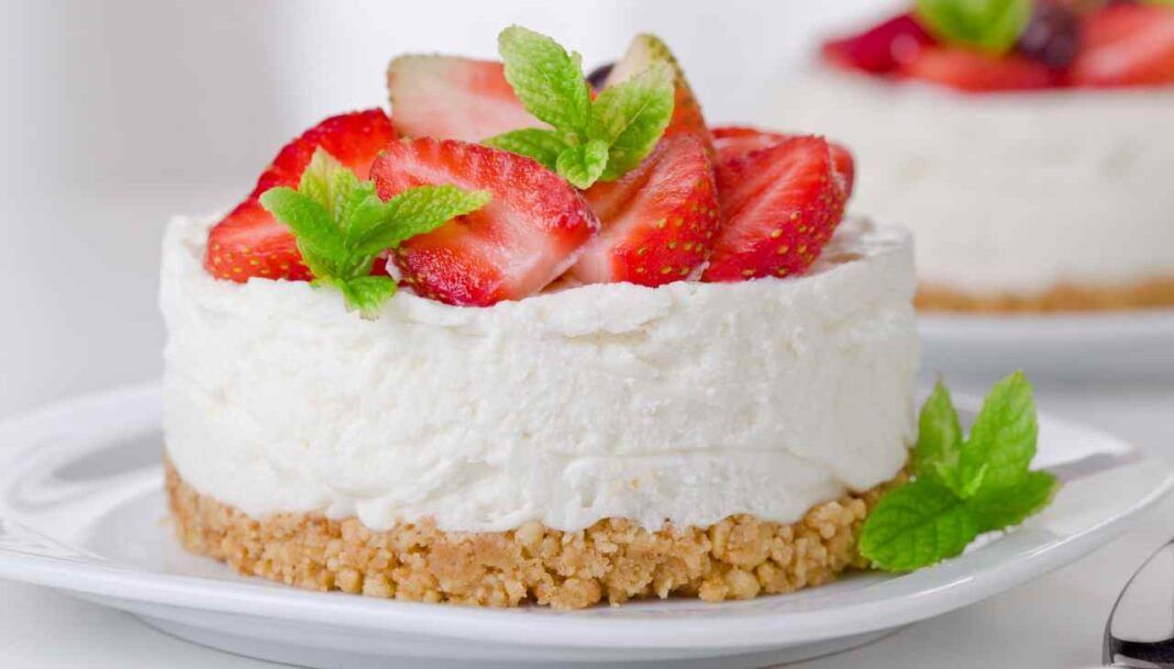 Cheesecake light alle fragole | fresca, golosa e pronta in un lampo ...