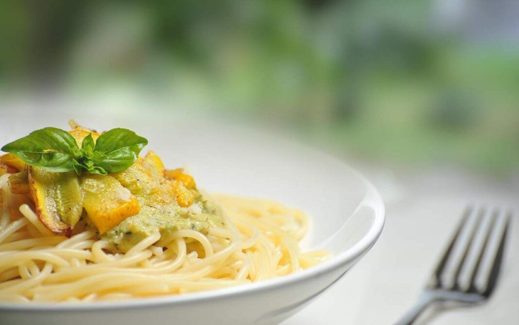 Pasta al pesto di basilico e peperoni, tutti sapori tipici del ...