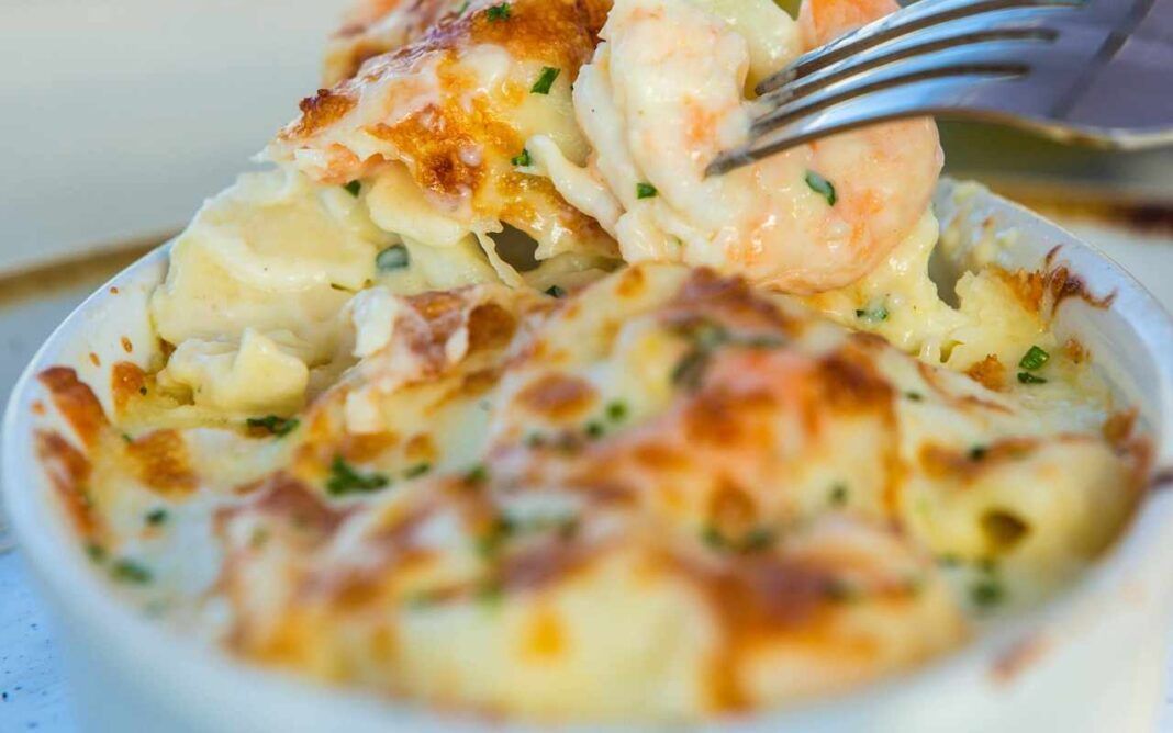 Gratin di salmone e gamberi su un letto di patate, un piatto divino per ...