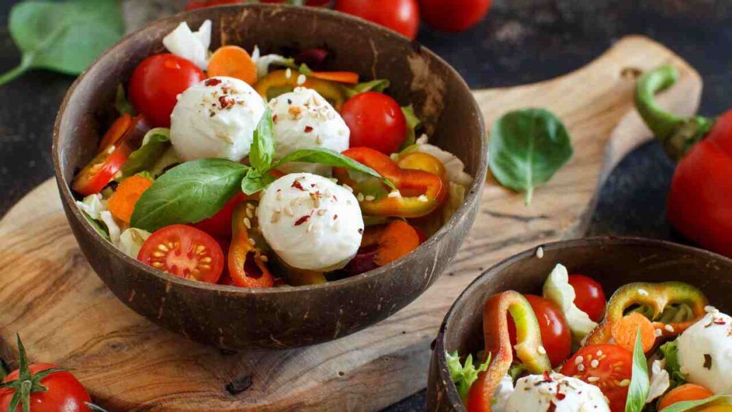 Insalata mista con mozzarella: pronta in 5 minuti per una cena fresca ...