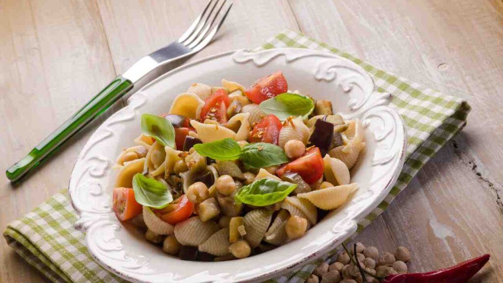 Pasta fredda con ceci e pomodori: perfetta sempre, anche da gustare al ...
