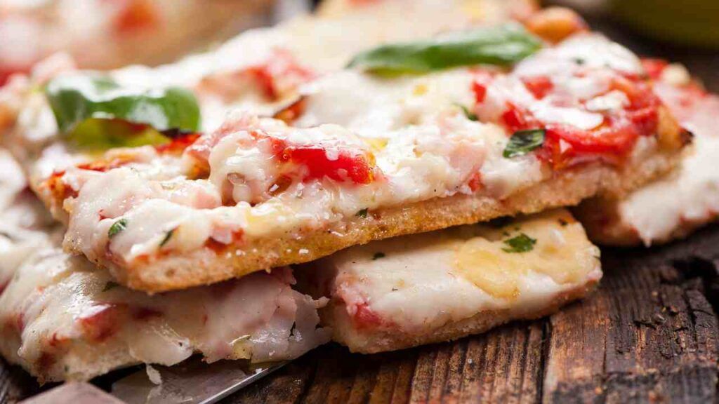 Pizza al taglio: la ricetta della classica pizza che si compra da ...