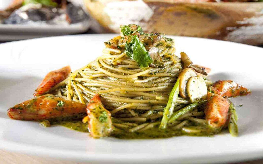 Spaghetti alla polpa di granchio con pesto al prezzemolo, un piatto ...